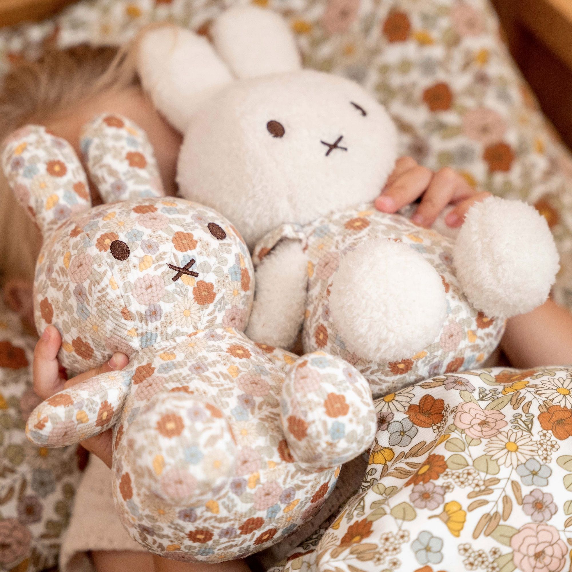 Peluche lapin Miffy Vintage Flowers All Over 25 cm